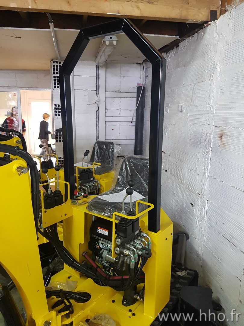 Rollover protecting structure